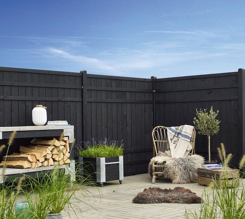 Rustik plankehegn i sort 180x180cm (BxH) - Plus Rustik hegn - jmkiil.dk